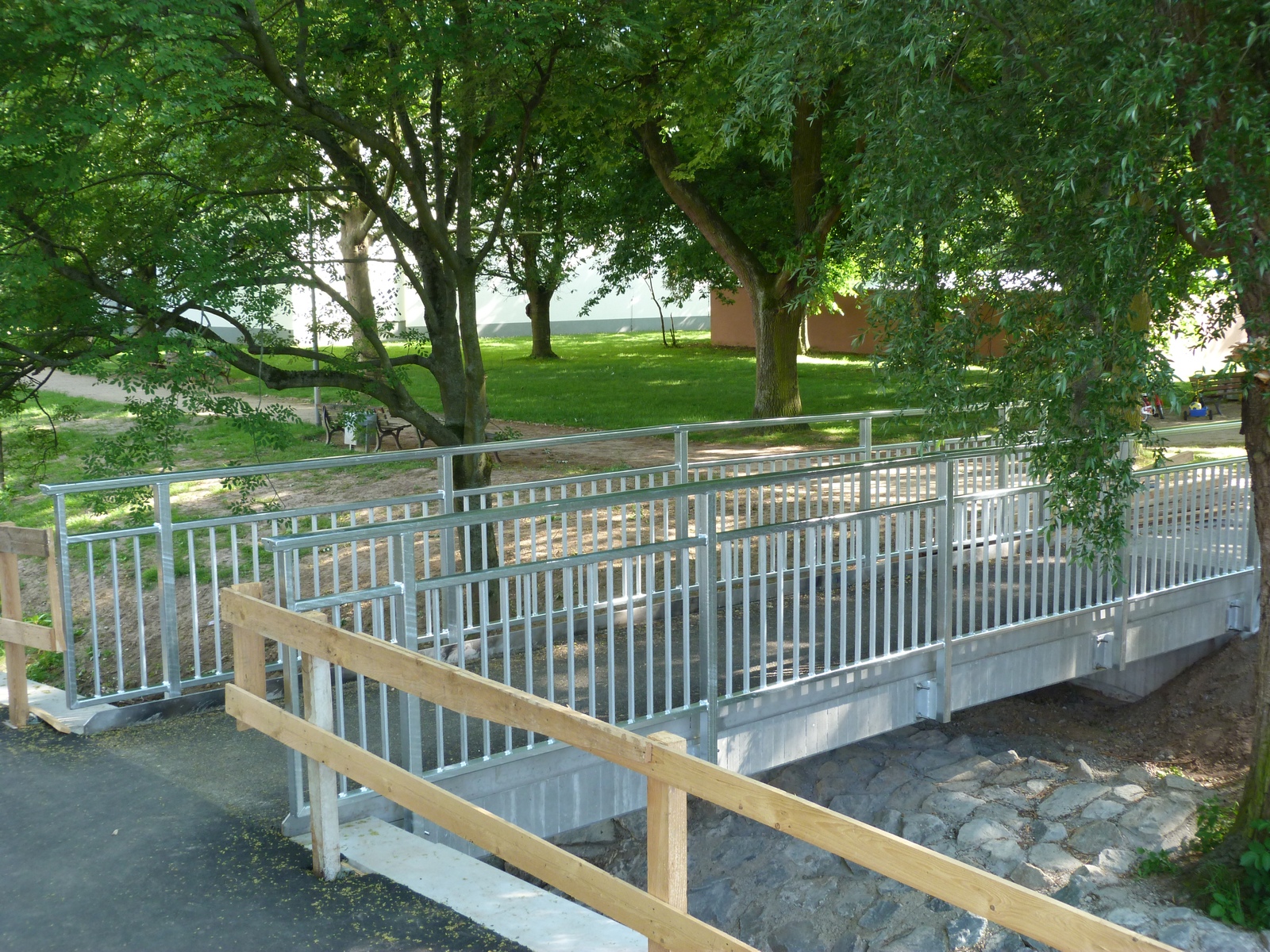 Unterliederbach: Neue Fußgängerbrücke über den Liederbach | Jürgen Lange